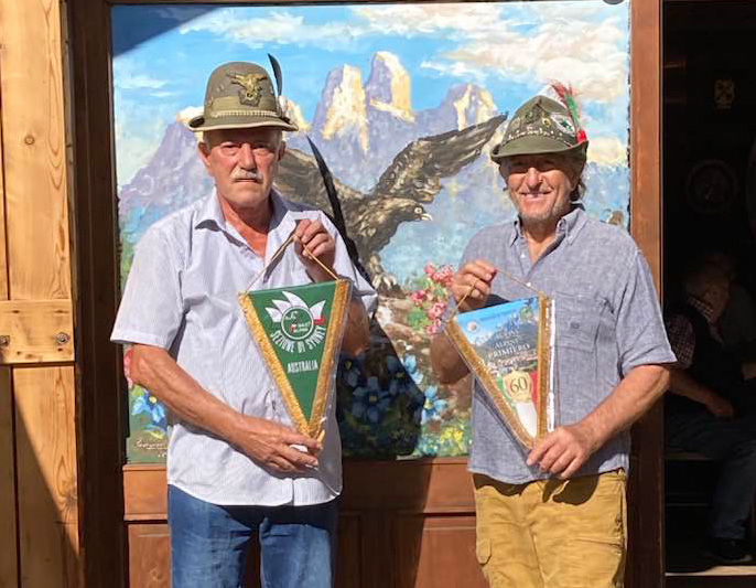 Scambio di gagliardetti tra gli Alpini di Sydney e gli Alpini di Fiera ...